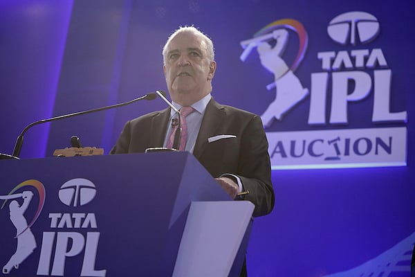 IPL Auctioneer Hugh Edmeades Collapses During Auction, Charu Sharma ...