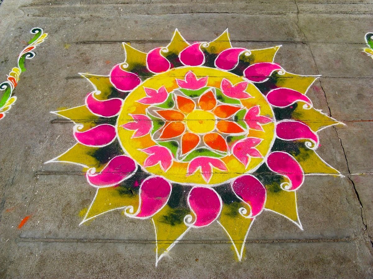 Holi Rangoli Designs 2022: Latest and Beautiful Rangoli Designs Images ...