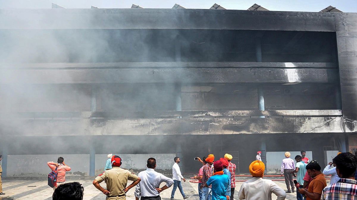 Massive Fire Erupts at Amritsar's Guru Nanak Dev Hospital, Patients ...