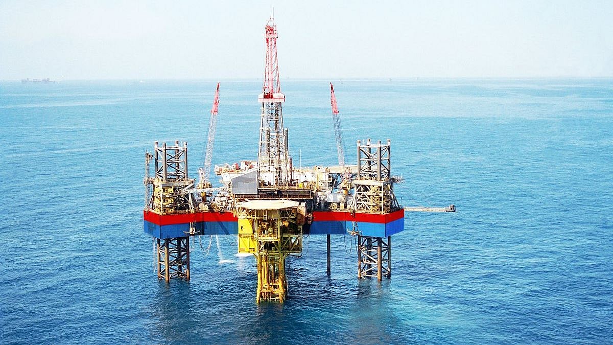 Four Dead as ONGC Helicopter Makes Emergency Landing Near Rig in ...