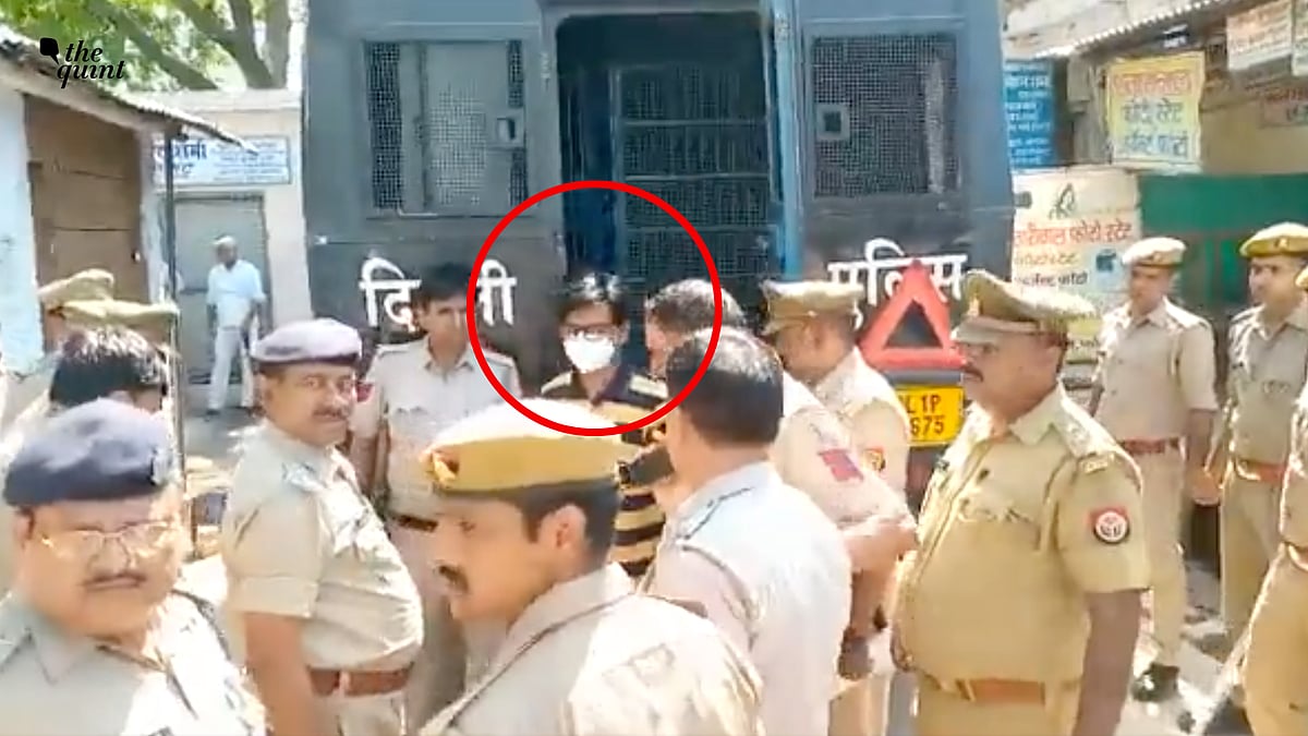 Mohammed Zubair in Hathras Court Over 2 Cases for Allegedly Hurting ...