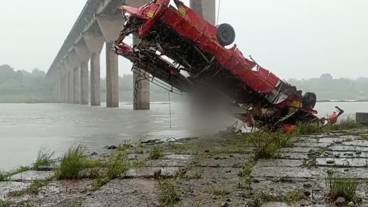 MP Bus Accident Latest News: At Least 13 Dead as Maharashtra Roadways ...