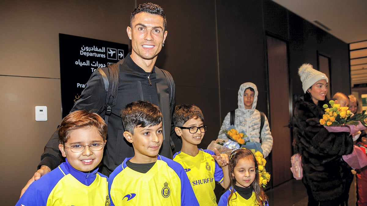 Cristiano Ronaldo Gets Rousing Reception as Move to Al-Nassr Is Made ...
