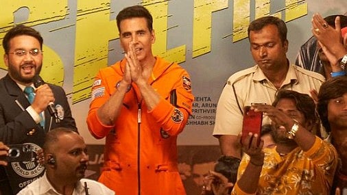 Akshay Kumar Breaks Guinness World Record; Takes 184 Selfies With Fans In 3 Min