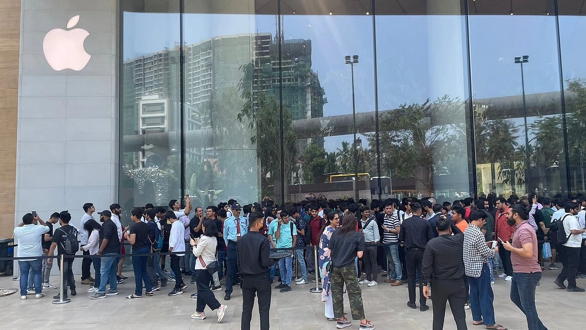 In Photos: Band-Baaja, Long Queues Welcome India's First Apple Store in ...