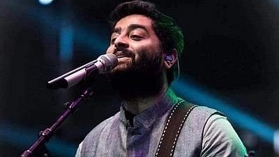 Arijit Singh Gets Injured Mid-Concert After a Woman Pulls His Hand