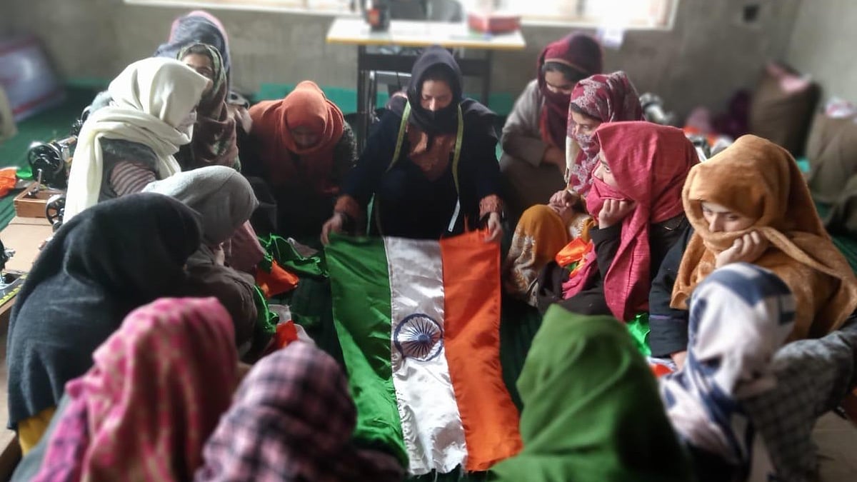 In Photos: Women in J&K's Kupwara Hand-Weave Upto 10,000 Indian Flags ...